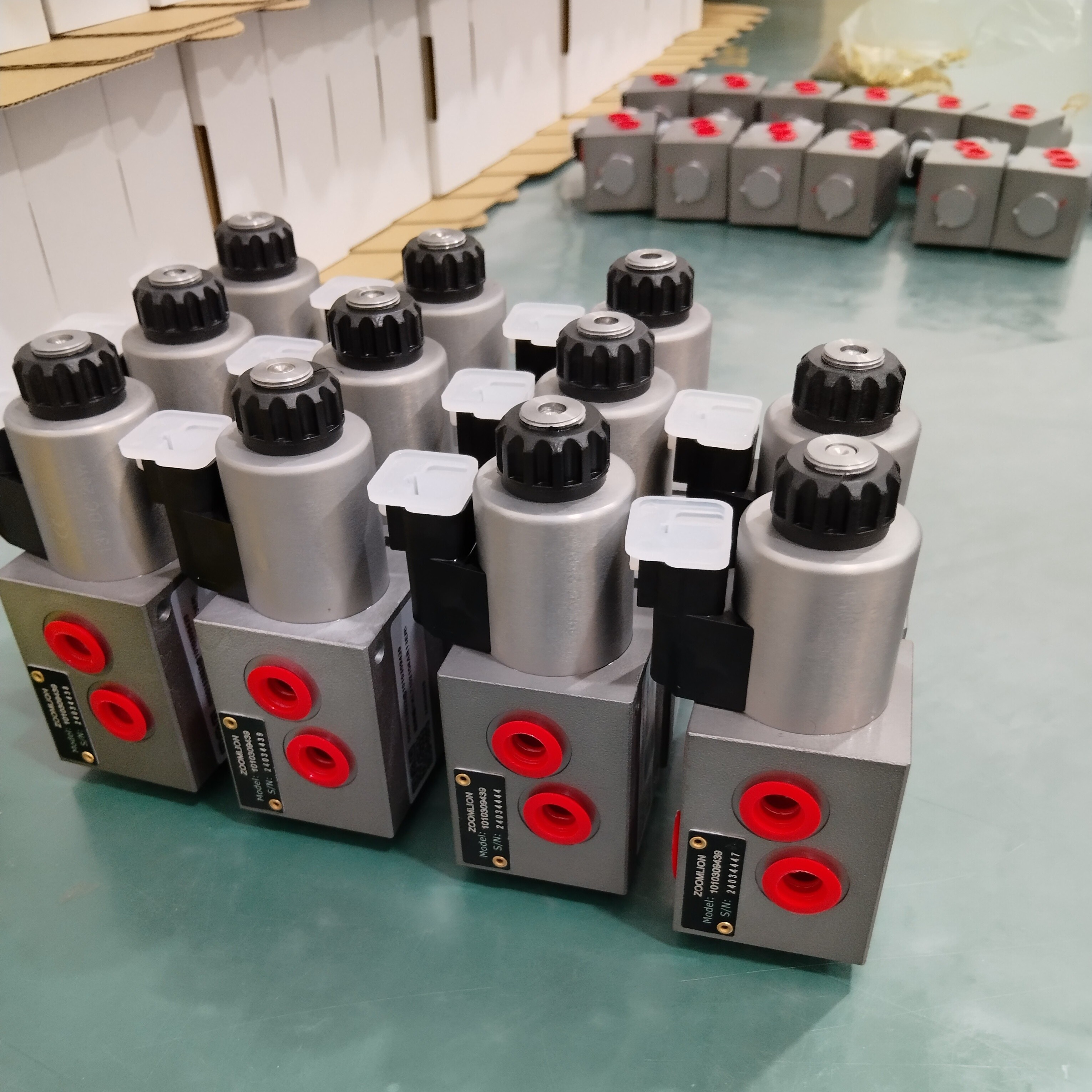 6 Way 2 Position Hydraulic Solenoid Valve With Six Oil Port And DT04-2P Connector Valve Manifolds
